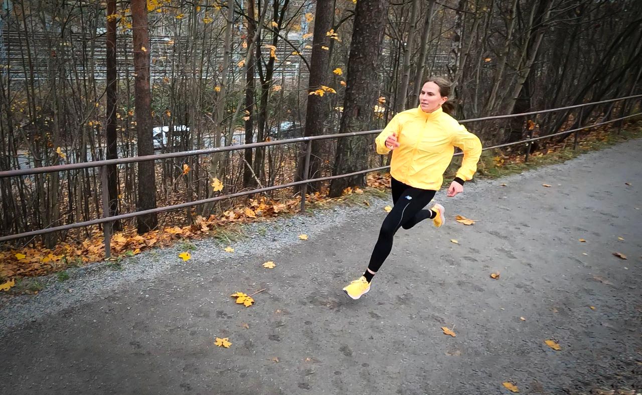 Nopeustreeni ylämäessä - Juoksija