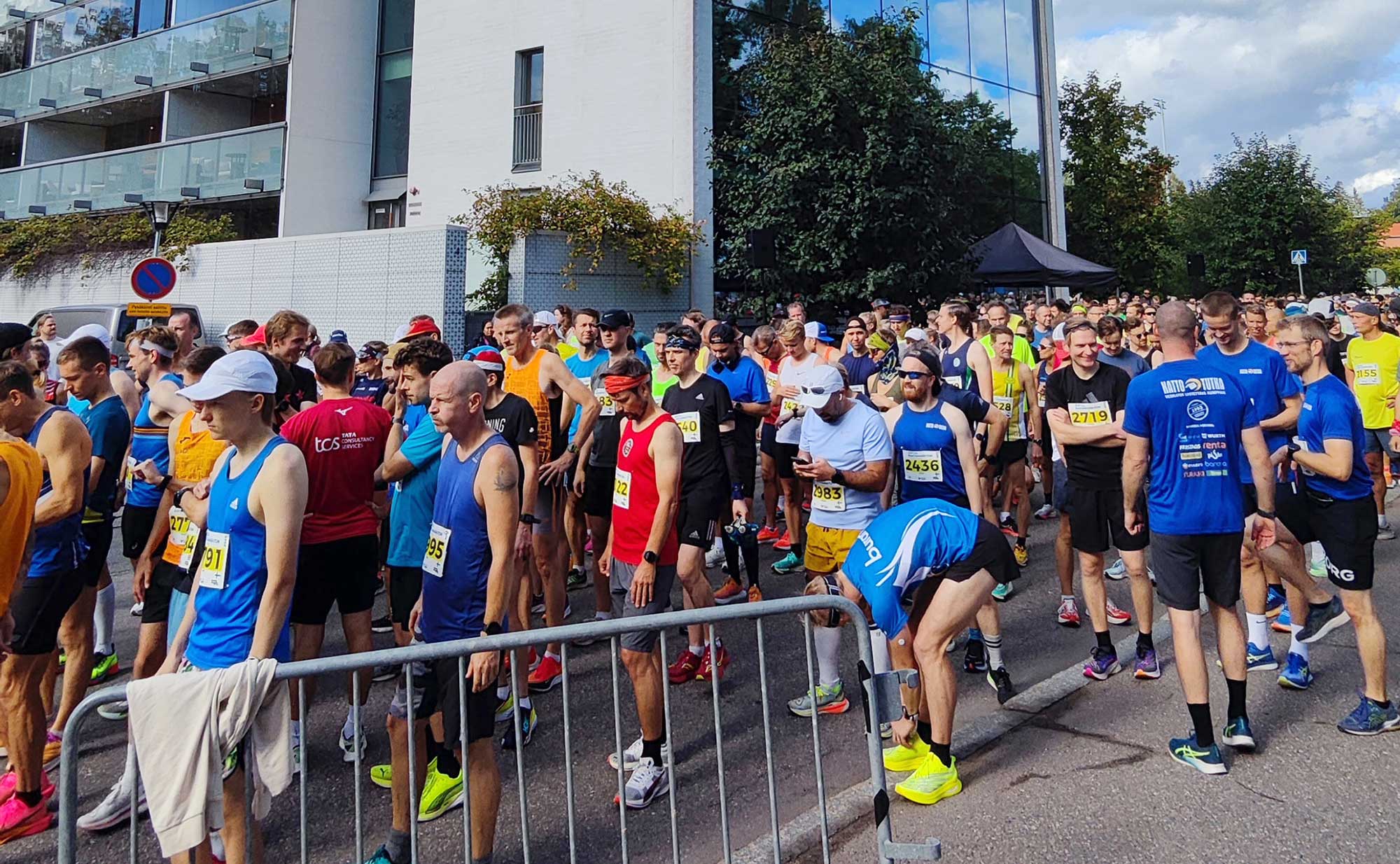 Tuulta, ruuhkaa ja iloista mieltä – Espoo Rantamaraton 2023 - Juoksija